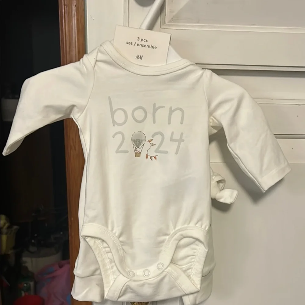H&M | One Pieces | Hm White Born 224 Baby Onesie | Poshmark